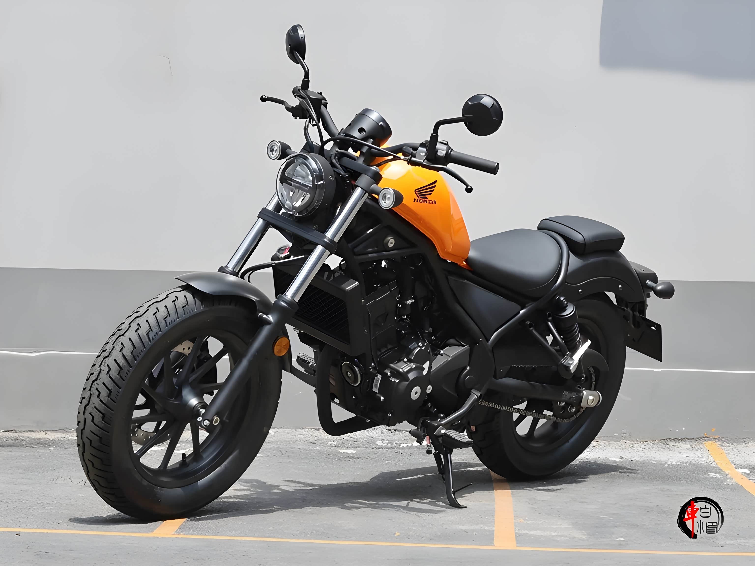 【文章】本田CM300初入市场时售价3.5万，四年后官方报价降至20380元，化身价格屠夫，引发市场震动。外观上，CM300采用牛油果绿与活力橙撞色，为日式Bobber造型增添街头张力，经典 ...