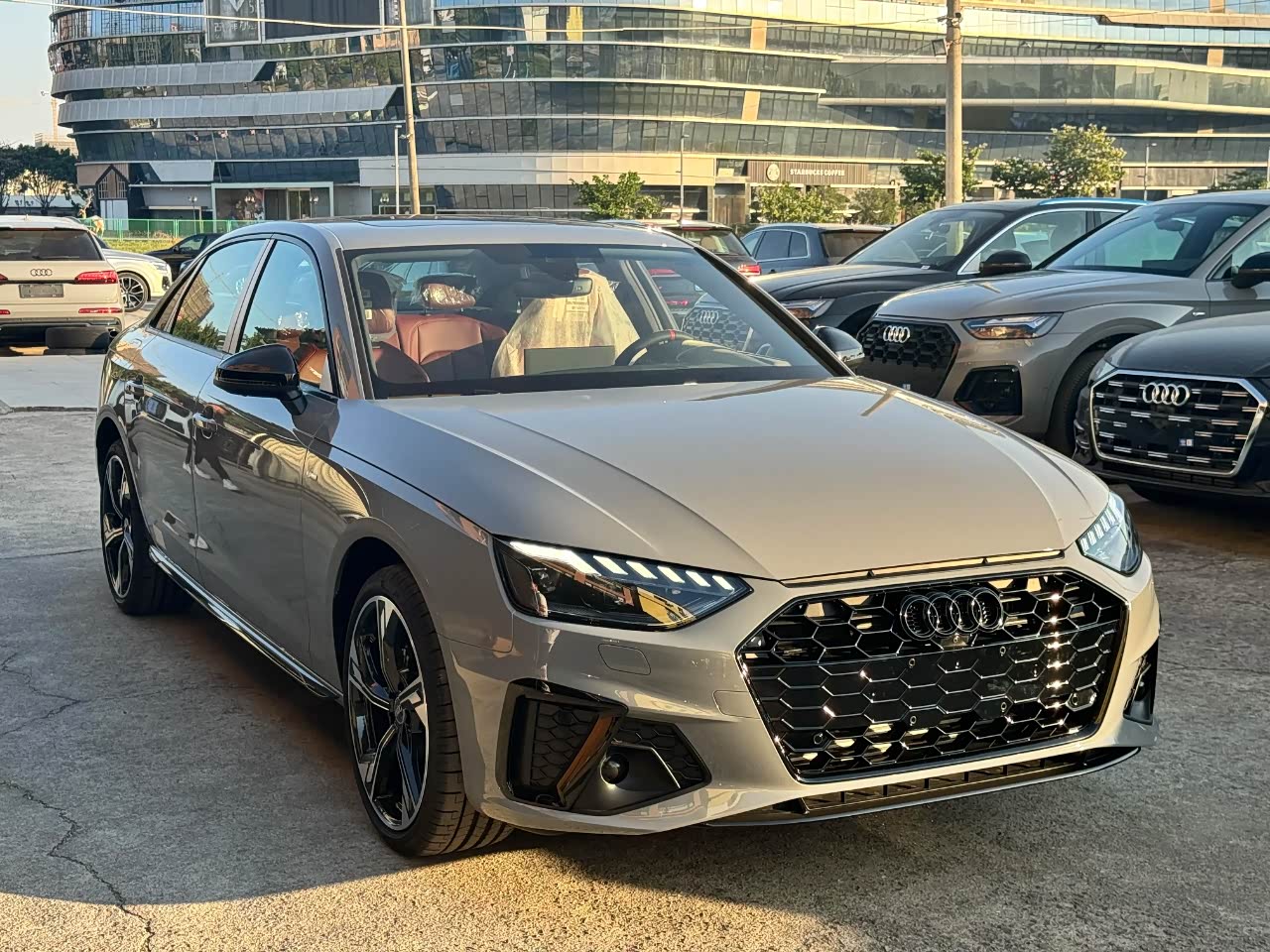 【文章】新款奥迪A4L实车到店！增logo车贴/换12点方向盘，标配30色氛围灯_车家号_发现车生活_汽车之家