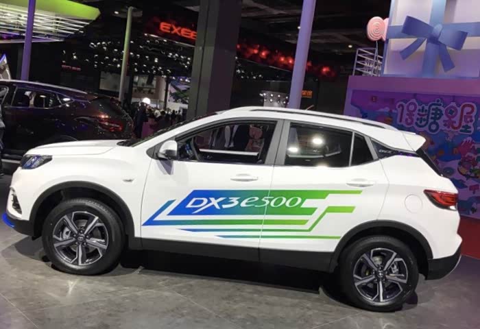 【文章】#超级引擎战队#东南旗下新款东南DX3EV500在沪上车展首次亮相。外观与在售EV400保持一致，动力方面配备的90KW的电动机，新车尾部EV500的标识，是否表示续航里程有望提升到 ...
