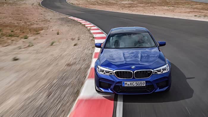 【文章】第6代宝马M5 F90发布。搭载改良后的S63 V8 4.4T双涡轮增压发动机，最大输出600匹、750牛米，传动为ZF 8AT，0-100km/h加速时间3.4秒，和E63 S ...