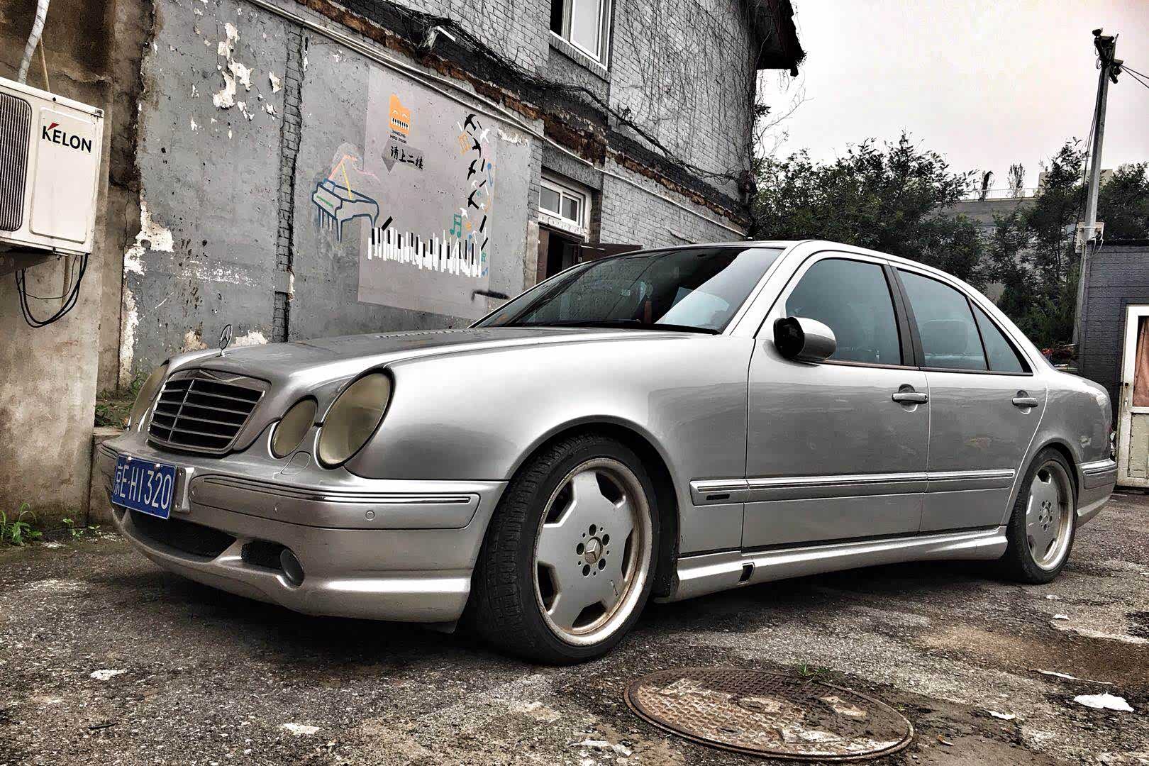 【文章】罕见！W210 E55 AMG现身北京街头！W210系列奔驰E级诞生于1995年，并于1998年推出了E55 AMG车型。该车搭载 ...