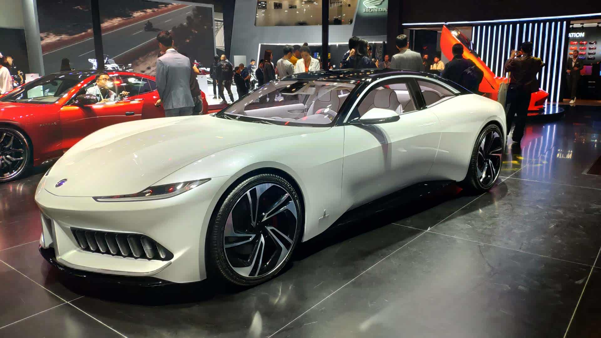 【文章】8.1馆 2019年上海车展上，Karma （卡玛汽车）首次曝光三款车型。新一代豪华电动车型“Revero GT ...