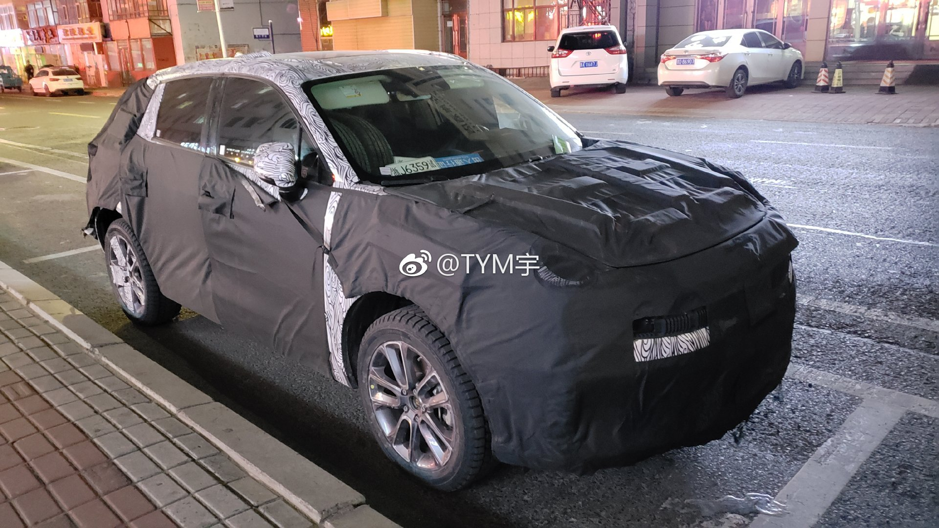 【文章】【领克小型SUV最新谍照，全新内饰风格科技感十足！】有了领克01和02两台紧凑型SUV快速打开市场，基于BMA平台打造的领克全新小型SUV也即将亮相，内部代号BX11。此次拍摄到的测试 ...