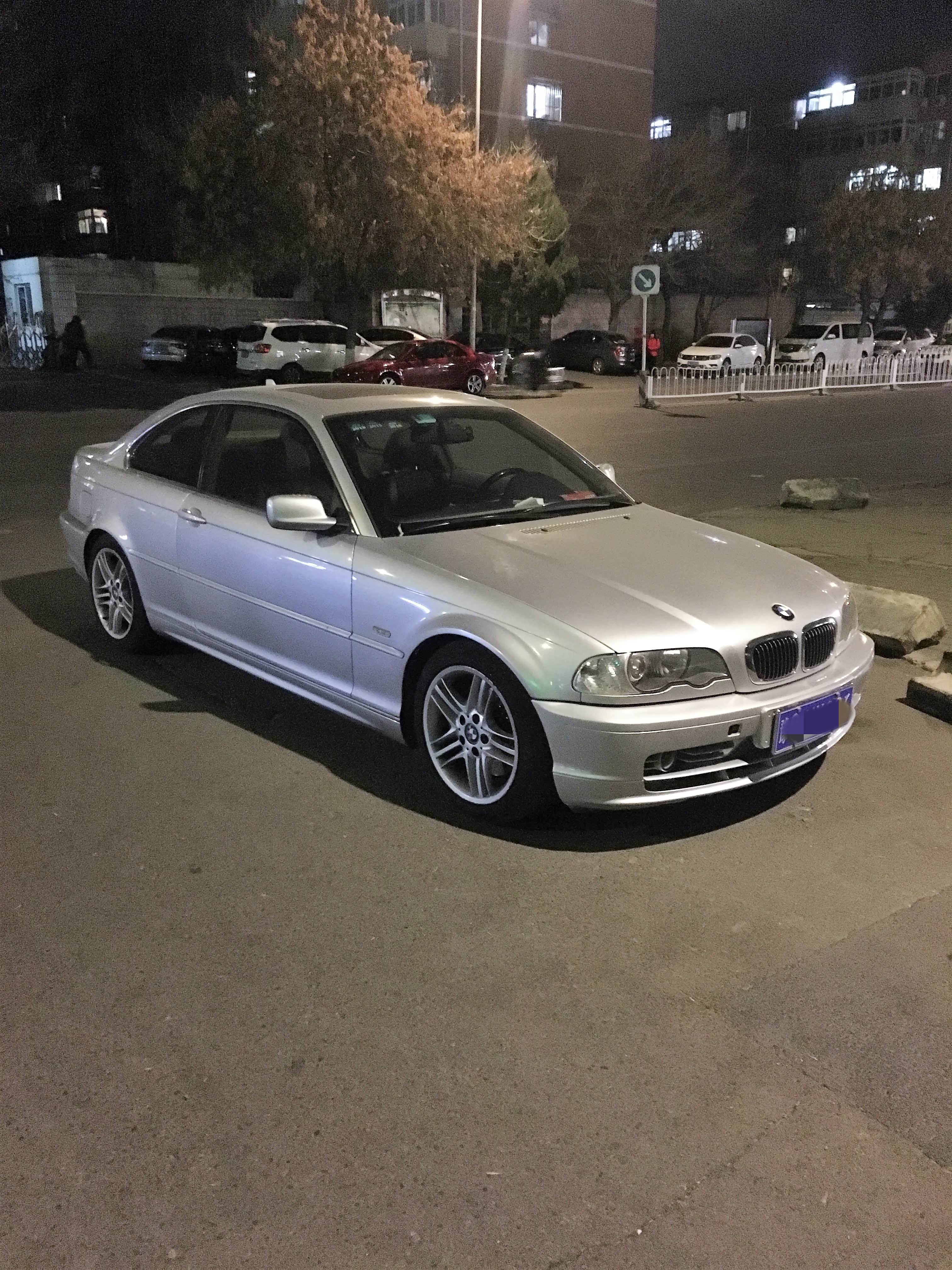 【文章】【路遇极品宝马E46 它才是3系的精髓！】今天我们在路边遇见一辆品相十分完好的宝马E46，更重要的是，这是一辆两门版的330Ci。从实 ...